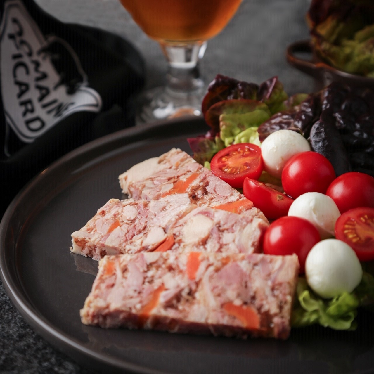 Potjevleesch : entrée avec tomates cerises et mozzarella