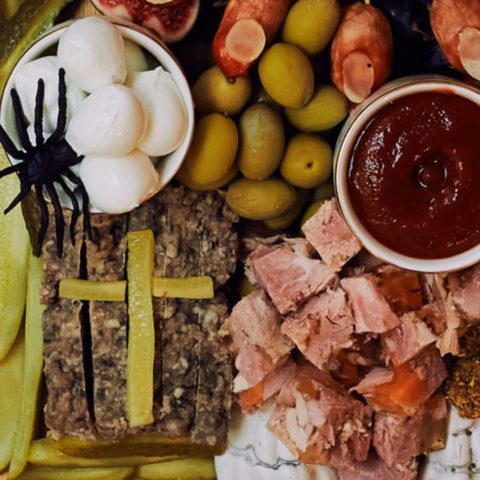 Apéro dinatoire Halloween, un plateau charcuterie ou un sort